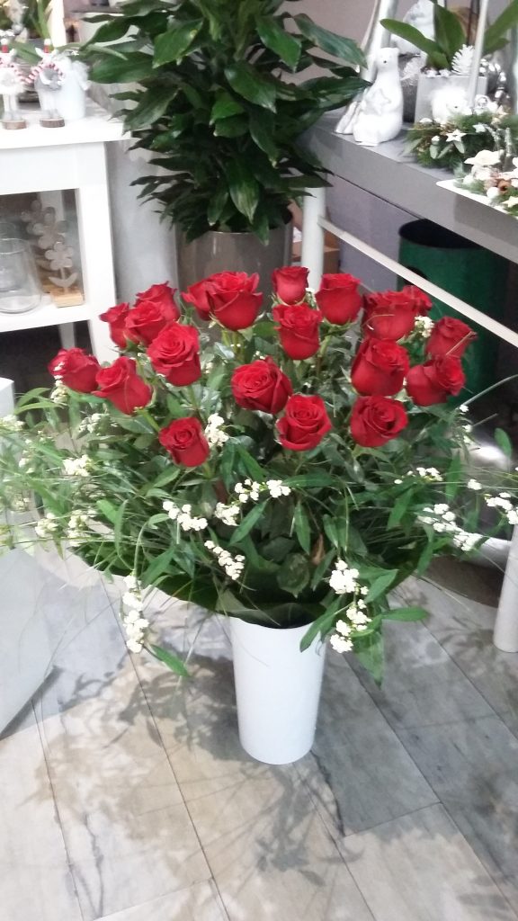 BOUQUET LONGUES TIGES DE ROSES ET FLEURETTES – LA ROSERAIE